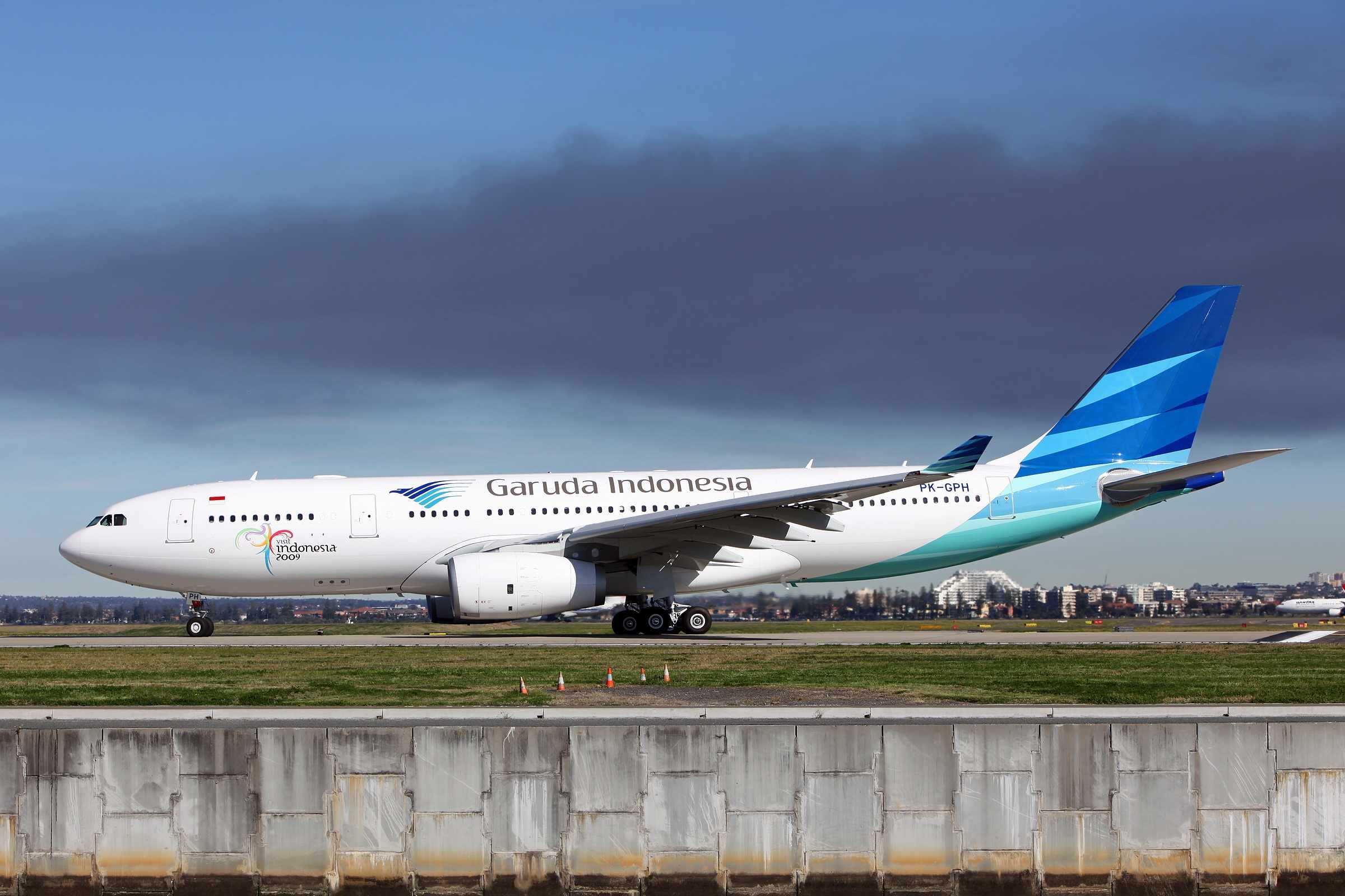 Garuda Indonesia A330-200 PK-GPH (09-Visit Indonesia 2009)(Grd) SYD (J4 ...