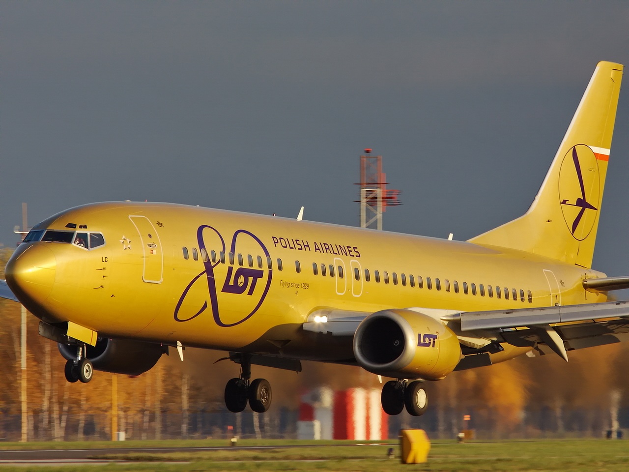 LOT Polish 737-400 SP-LLC (09-80th)(Ldg) WAW (ATM)(LR) | World Airline News