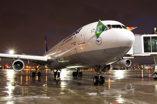 Lufthansa A340-300 D-AIFD (88)(Nose) GIG (MFD)(LR) | World Airline News
