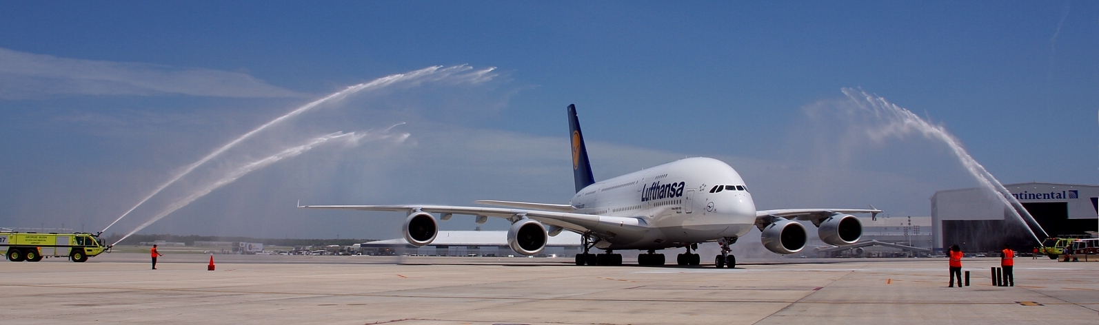 Lufthansa A380-800 D-AIMB (88)(Water Cannon) IAH (FEI)(LR) | World ...