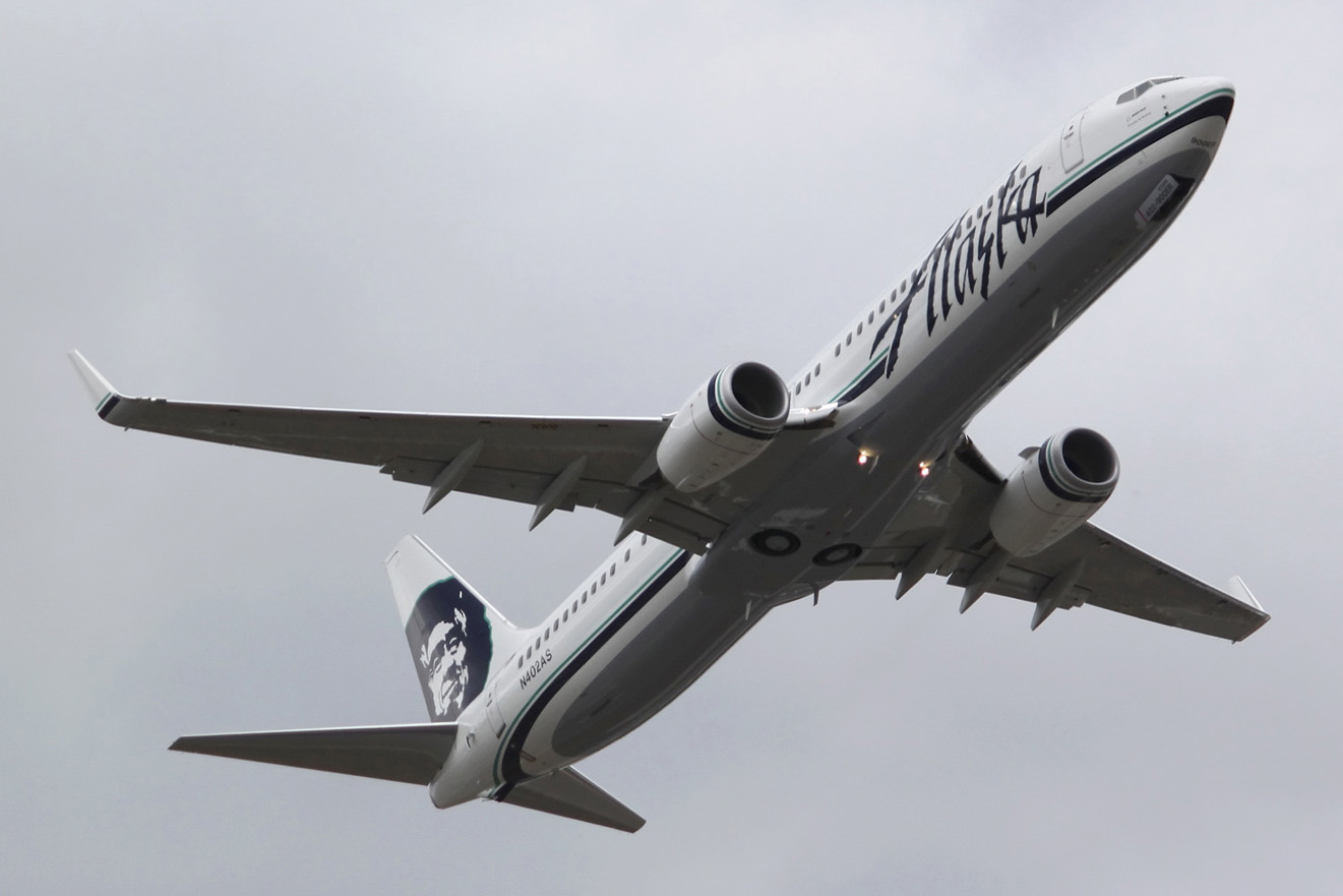 Alaska Airlines accepts its first new Boeing 737-900 ER, Boeing earns ...