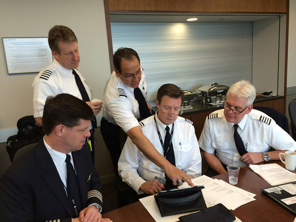 American 787-8 N800AN flight crew (American)(LR) | World Airline News