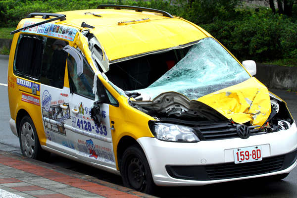 Another crash for TransAsia Airways, flight GE 235 clips a Taipei ...
