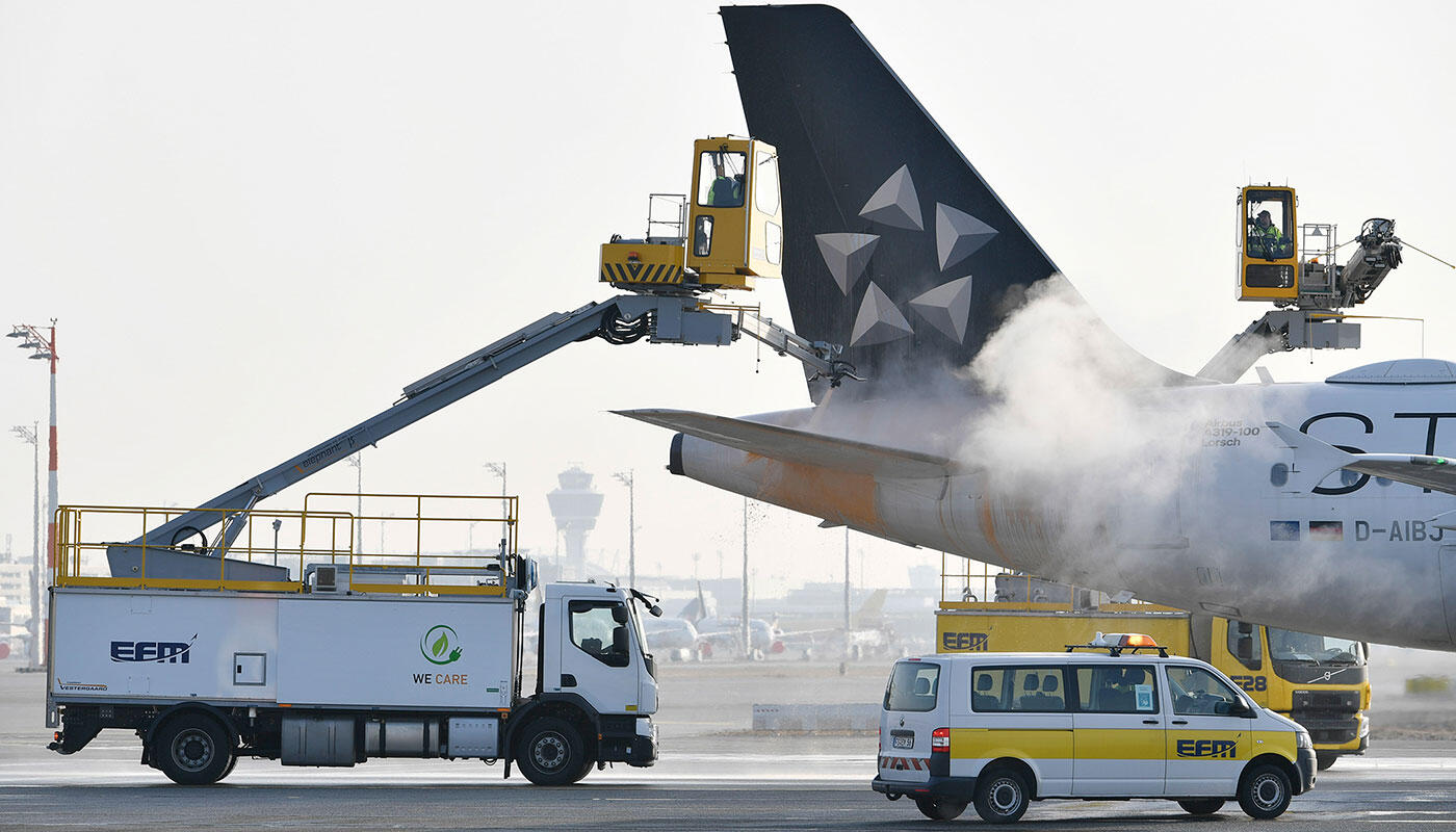 Electric “elephant” de-ices aircraft at Munich | World Airline News